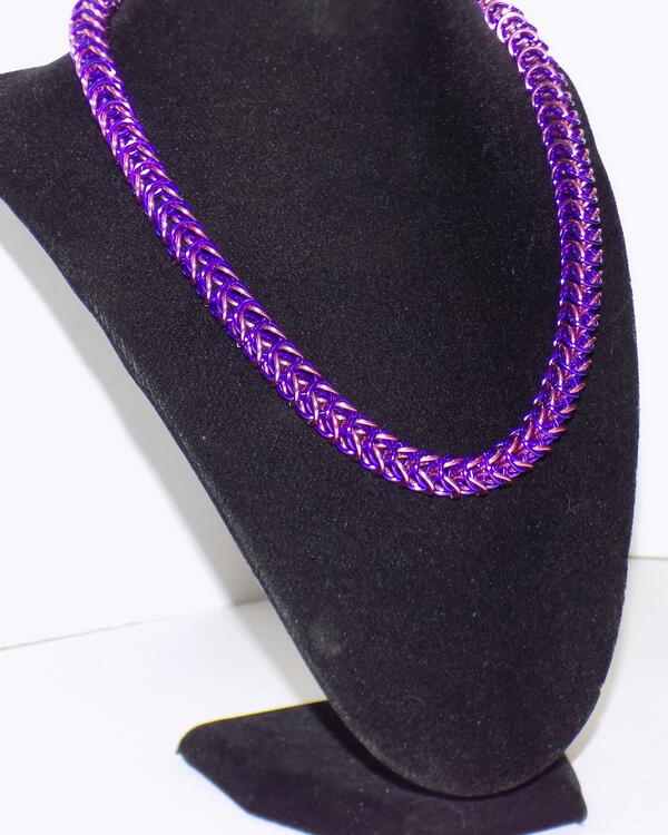 Pink and purple chainmaille box chain